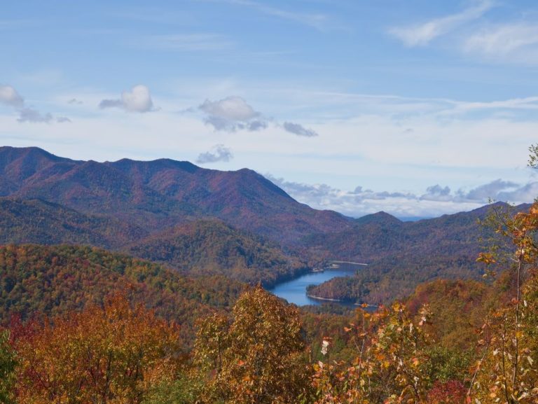 24 Best Lakes in North Carolina